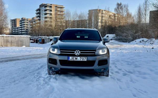 Grey Volkswagen Touareg 2011 in Vilnius, with an engine capacity of 2.97 L and mileage of 350 thousand km for 7400 €, photo 1 on AUTOMOTO.COM.LV