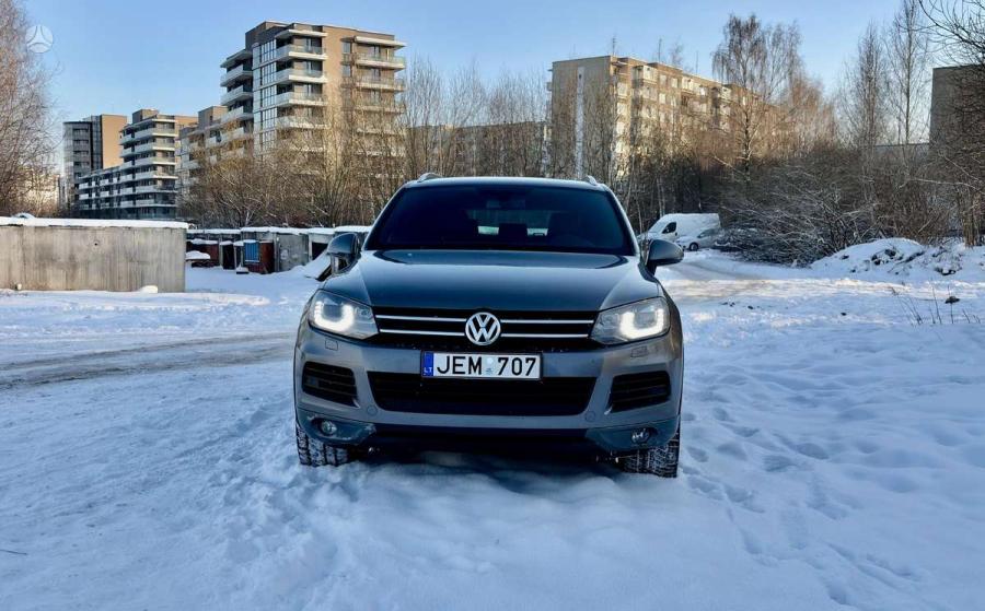 Grey Volkswagen Touareg 2011 in Vilnius, with an engine capacity of 2.97 L and mileage of 350 thousand km for 7400 €, photo 1 on AUTOMOTO.COM.LV