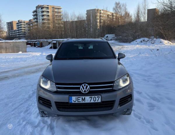 Grey Volkswagen Touareg 2011 in Vilnius, with an engine capacity of 2.97 L and mileage of 350 thousand km for 7400 €, photo 2 on AUTOMOTO.COM.LV