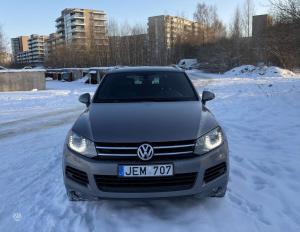 Grey Volkswagen Touareg 2011 in Vilnius, with an engine capacity of 2.97 L and mileage of 350 thousand km for 7400 €, photo 2 on AUTOMOTO.COM.LV