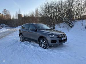 Grey Volkswagen Touareg 2011 in Vilnius, with an engine capacity of 2.97 L and mileage of 350 thousand km for 7400 €, photo 3 on AUTOMOTO.COM.LV