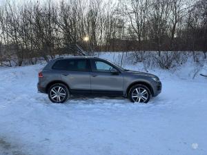 Grey Volkswagen Touareg 2011 in Vilnius, with an engine capacity of 2.97 L and mileage of 350 thousand km for 7400 €, photo 4 on AUTOMOTO.COM.LV