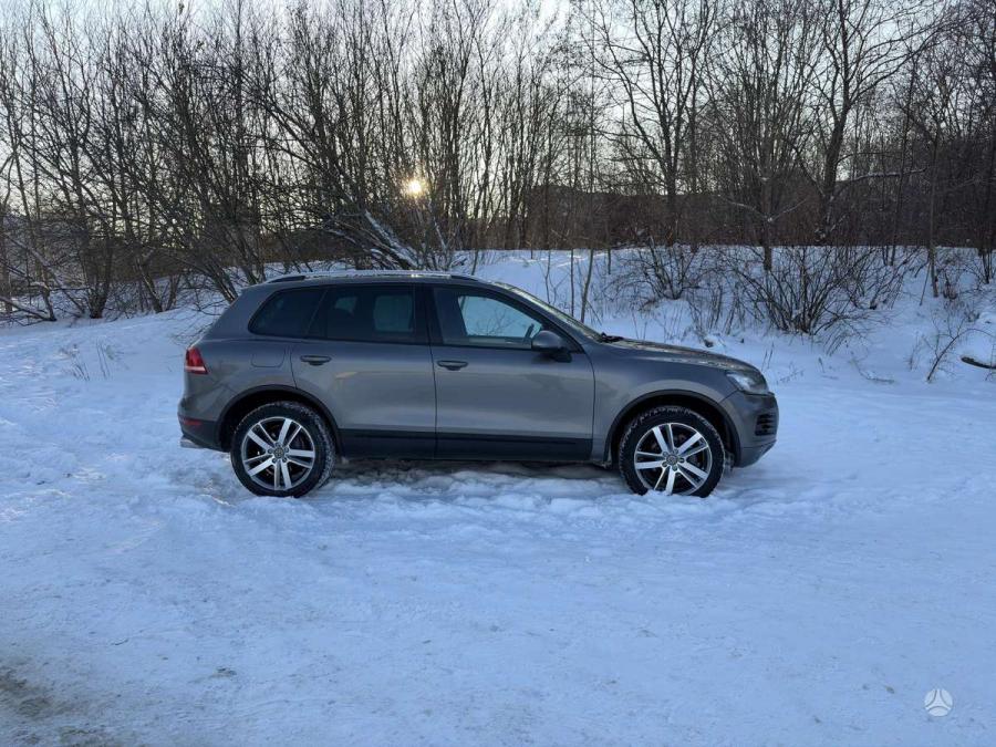 Grey Volkswagen Touareg 2011 in Vilnius, with an engine capacity of 2.97 L and mileage of 350 thousand km for 7400 €, photo 4 on AUTOMOTO.COM.LV