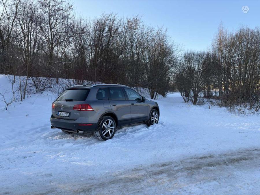 Grey Volkswagen Touareg 2011 in Vilnius, with an engine capacity of 2.97 L and mileage of 350 thousand km for 7400 €, photo 5 on AUTOMOTO.COM.LV