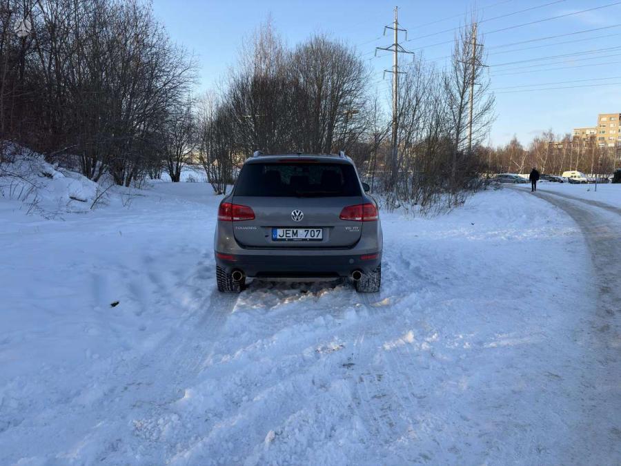 Grey Volkswagen Touareg 2011 in Vilnius, with an engine capacity of 2.97 L and mileage of 350 thousand km for 7400 €, photo 6 on AUTOMOTO.COM.LV