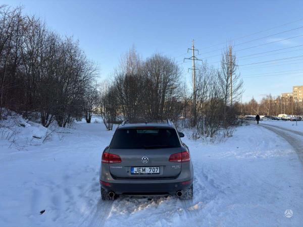 Grey Volkswagen Touareg 2011 in Vilnius, with an engine capacity of 2.97 L and mileage of 350 thousand km for 7400 €, photo 7 on AUTOMOTO.COM.LV