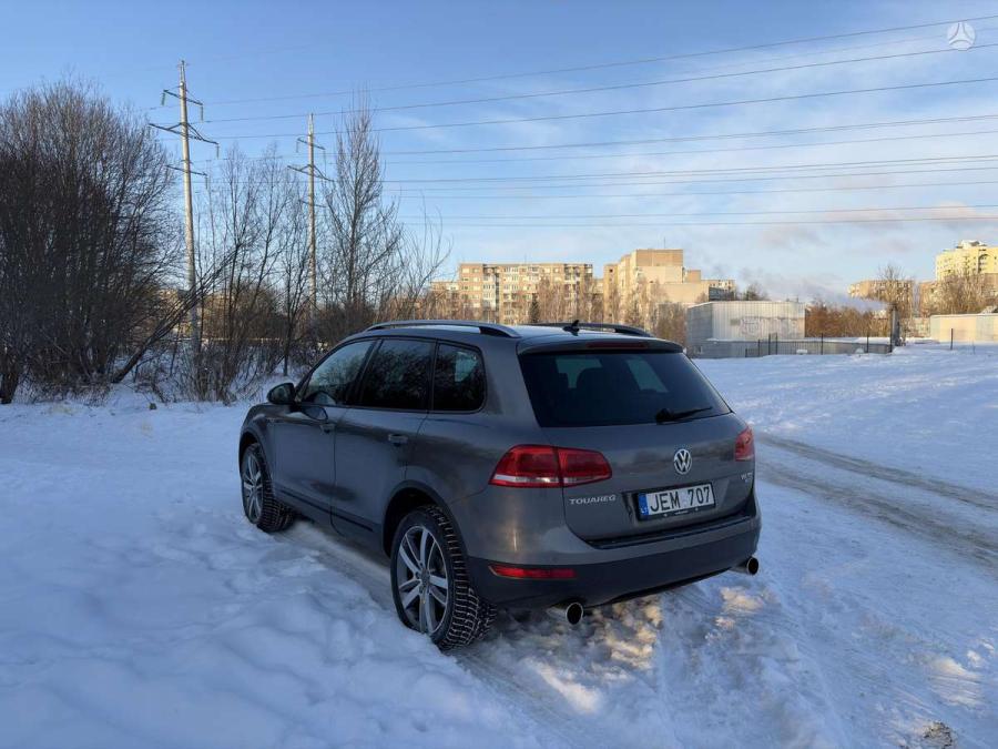 Grey Volkswagen Touareg 2011 in Vilnius, with an engine capacity of 2.97 L and mileage of 350 thousand km for 7400 €, photo 8 on AUTOMOTO.COM.LV