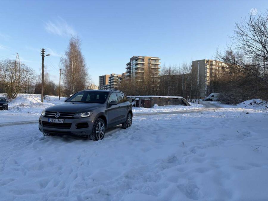 Grey Volkswagen Touareg 2011 in Vilnius, with an engine capacity of 2.97 L and mileage of 350 thousand km for 7400 €, photo 10 on AUTOMOTO.COM.LV