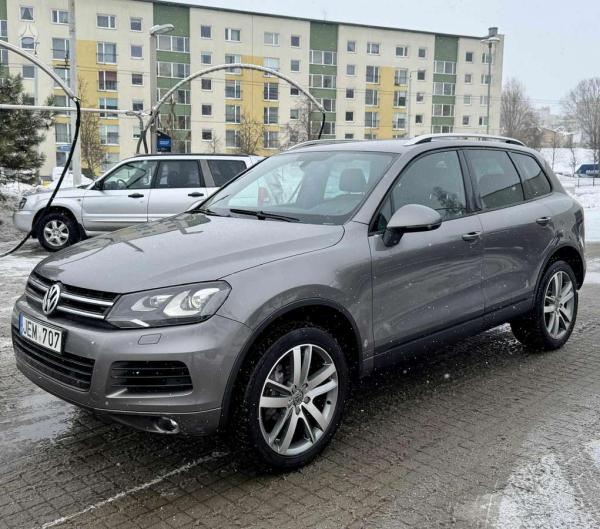 Grey Volkswagen Touareg 2011 in Vilnius, with an engine capacity of 2.97 L and mileage of 370 thousand km for 7700 €, photo 1 on AUTOMOTO.COM.LV