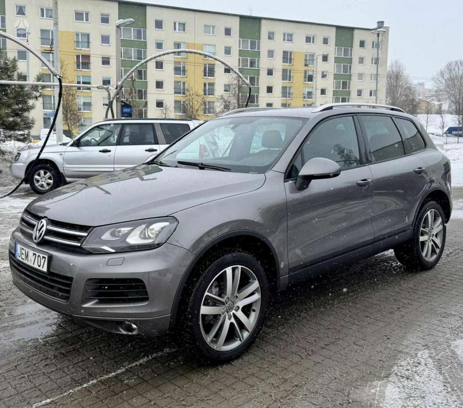 Pelēks Volkswagen Touareg 2011 Viļņa, ar dzinēja tilpumu 2.97 L un nobraukumu 370 tūkst. km par 7700 €, foto 1 vietnē AUTOMOTO.COM.LV