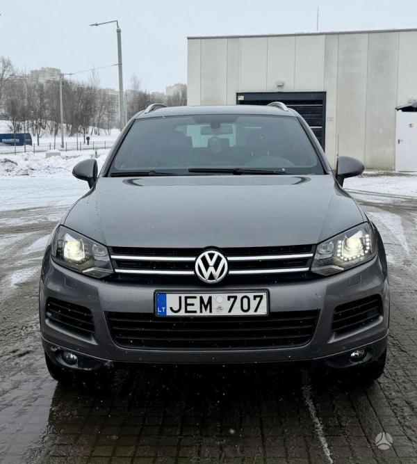 Grey Volkswagen Touareg 2011 in Vilnius, with an engine capacity of 2.97 L and mileage of 370 thousand km for 7700 €, photo 2 on AUTOMOTO.COM.LV
