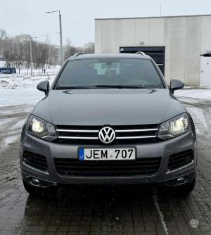 Pelēks Volkswagen Touareg 2011 Viļņa, ar dzinēja tilpumu 2.97 L un nobraukumu 370 tūkst. km par 7700 €, foto 2 vietnē AUTOMOTO.COM.LV