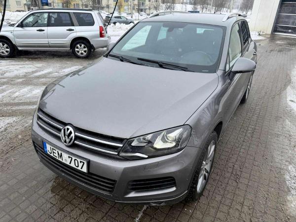 Grey Volkswagen Touareg 2011 in Vilnius, with an engine capacity of 2.97 L and mileage of 370 thousand km for 7700 €, photo 3 on AUTOMOTO.COM.LV