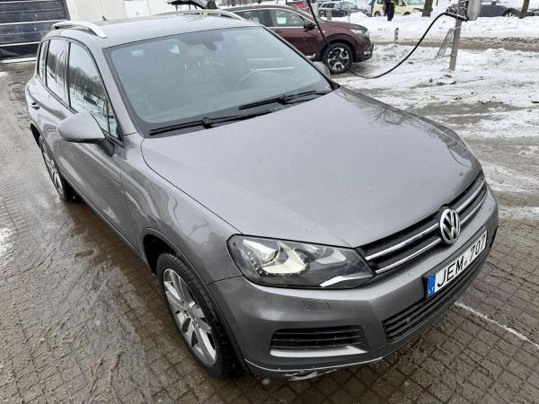Grey Volkswagen Touareg 2011 in Vilnius, with an engine capacity of 2.97 L and mileage of 370 thousand km for 7700 €, photo 4 on AUTOMOTO.COM.LV