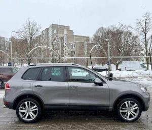 Pelēks Volkswagen Touareg 2011 Viļņa, ar dzinēja tilpumu 2.97 L un nobraukumu 370 tūkst. km par 7700 €, foto 6 vietnē AUTOMOTO.COM.LV