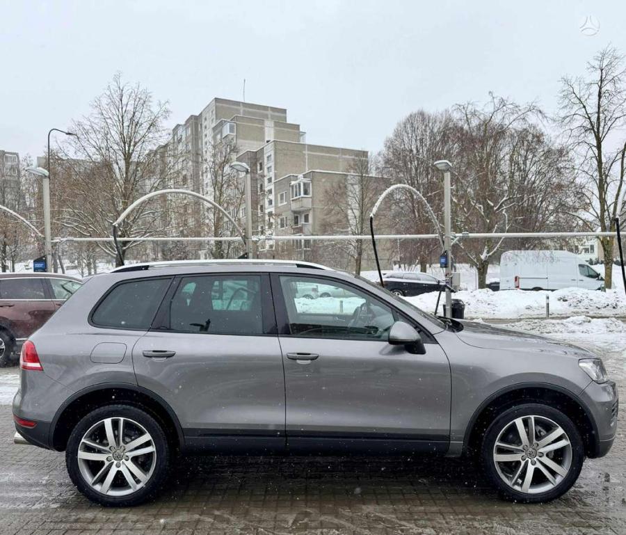 Pelēks Volkswagen Touareg 2011 Viļņa, ar dzinēja tilpumu 2.97 L un nobraukumu 370 tūkst. km par 7700 €, foto 6 vietnē AUTOMOTO.COM.LV