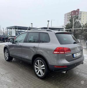 Pelēks Volkswagen Touareg 2011 Viļņa, ar dzinēja tilpumu 2.97 L un nobraukumu 370 tūkst. km par 7700 €, foto 8 vietnē AUTOMOTO.COM.LV