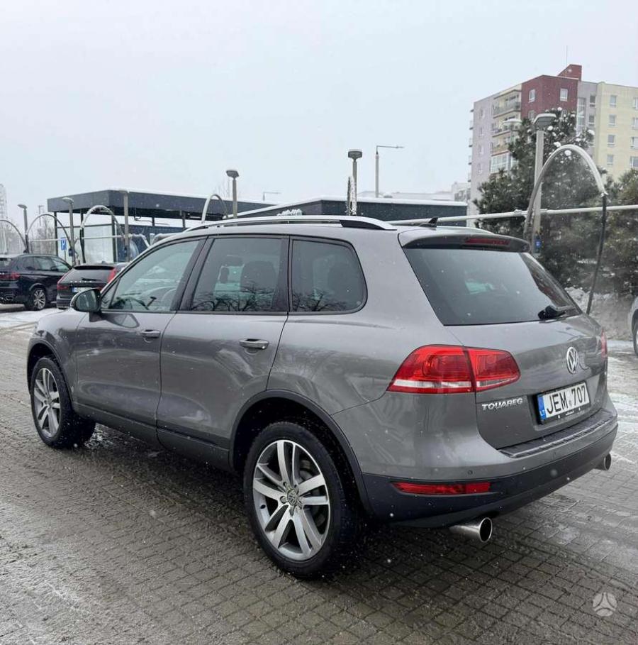 Pelēks Volkswagen Touareg 2011 Viļņa, ar dzinēja tilpumu 2.97 L un nobraukumu 370 tūkst. km par 7700 €, foto 8 vietnē AUTOMOTO.COM.LV