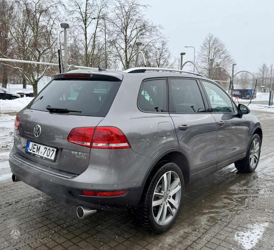 Pelēks Volkswagen Touareg 2011 Viļņa, ar dzinēja tilpumu 2.97 L un nobraukumu 370 tūkst. km par 7700 €, foto 9 vietnē AUTOMOTO.COM.LV