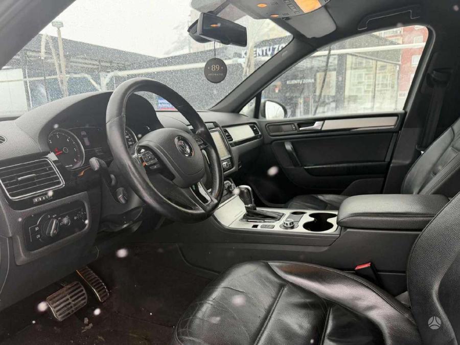 Pelēks Volkswagen Touareg 2011 Viļņa, ar dzinēja tilpumu 2.97 L un nobraukumu 370 tūkst. km par 7700 €, foto 10 vietnē AUTOMOTO.COM.LV