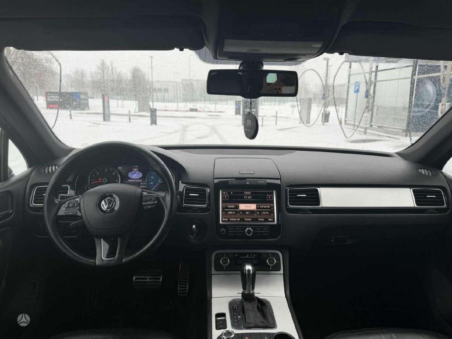 Pelēks Volkswagen Touareg 2011 Viļņa, ar dzinēja tilpumu 2.97 L un nobraukumu 370 tūkst. km par 7700 €, foto 13 vietnē AUTOMOTO.COM.LV