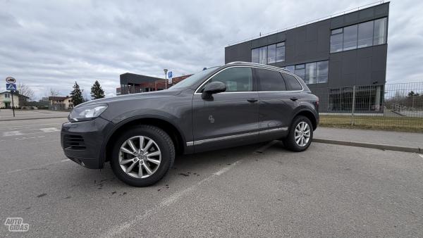 Grey Volkswagen Touareg 2011 in Vilnius, with an engine capacity of 3.00 L and mileage of 339 thousand km for 8000 €, photo 3 on AUTOMOTO.COM.LV