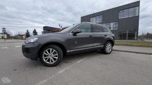 Grey Volkswagen Touareg 2011 in Vilnius, with an engine capacity of 3.00 L and mileage of 339 thousand km for 8000 €, photo 4 on AUTOMOTO.COM.LV