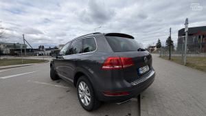Grey Volkswagen Touareg 2011 in Vilnius, with an engine capacity of 3.00 L and mileage of 339 thousand km for 8000 €, photo 6 on AUTOMOTO.COM.LV