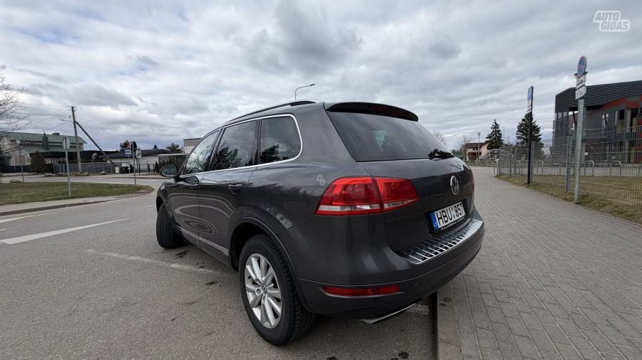 Grey Volkswagen Touareg 2011 in Vilnius, with an engine capacity of 3.00 L and mileage of 339 thousand km for 8000 €, photo 6 on AUTOMOTO.COM.LV