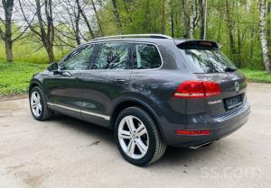 Pelēks Volkswagen Touareg 2011 Rīga, ar dzinēja tilpumu 3.00 L un nobraukumu 0 tūkst. km par 12500 €, foto 4 vietnē AUTOMOTO.COM.LV