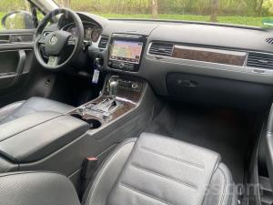 Pelēks Volkswagen Touareg 2011 Rīga, ar dzinēja tilpumu 3.00 L un nobraukumu 0 tūkst. km par 12500 €, foto 7 vietnē AUTOMOTO.COM.LV