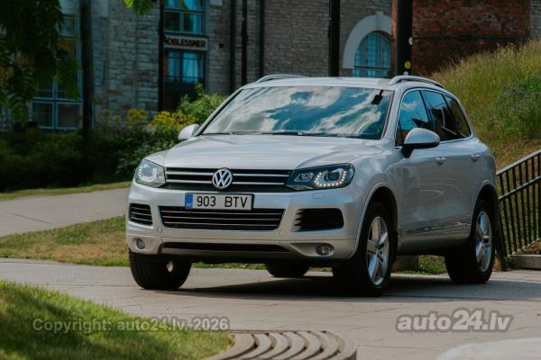 Grey Volkswagen Touareg 2011 in Tallinn, with an engine capacity of 3.00 L and mileage of 265 thousand km for 11900 €, photo 1 on AUTOMOTO.COM.LV