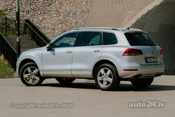 Grey Volkswagen Touareg 2011 in Tallinn, with an engine capacity of 3.00 L and mileage of 265 thousand km for 11900 €, photo 3 on AUTOMOTO.COM.LV