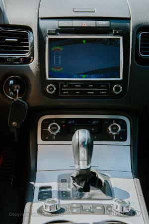 Pelēks Volkswagen Touareg 2011 Tallina, ar dzinēja tilpumu 3.00 L un nobraukumu 265 tūkst. km par 11900 €, foto 7 vietnē AUTOMOTO.COM.LV