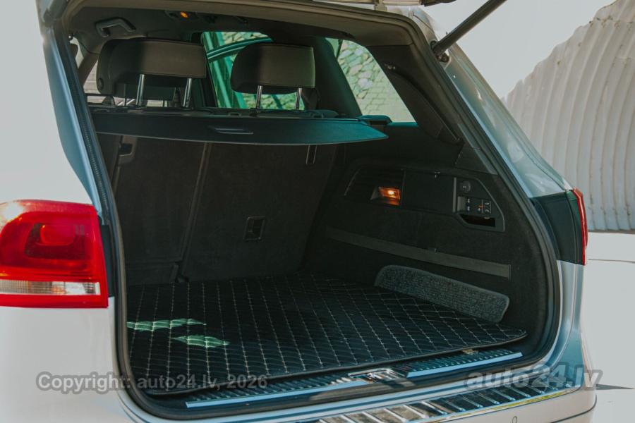 Pelēks Volkswagen Touareg 2011 Tallina, ar dzinēja tilpumu 3.00 L un nobraukumu 265 tūkst. km par 11900 €, foto 10 vietnē AUTOMOTO.COM.LV