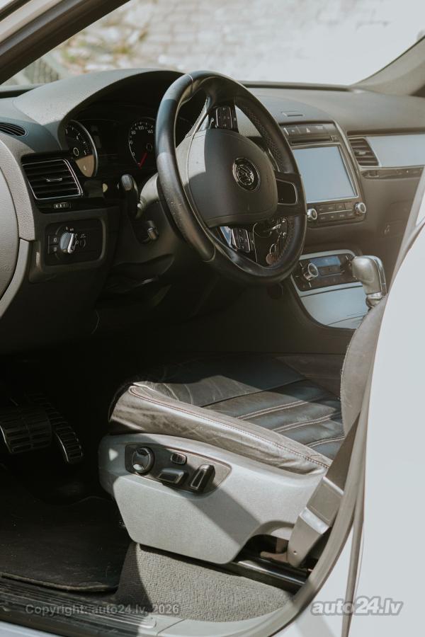 Grey Volkswagen Touareg 2011 in Tallinn, with an engine capacity of 3.00 L and mileage of 265 thousand km for 11900 €, photo 10 on AUTOMOTO.COM.LV