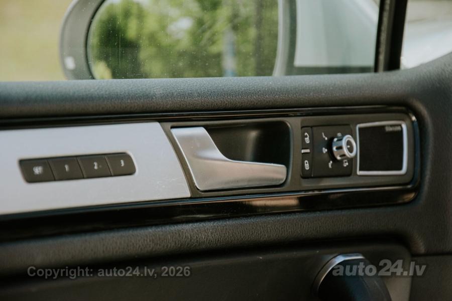 Pelēks Volkswagen Touareg 2011 Tallina, ar dzinēja tilpumu 3.00 L un nobraukumu 265 tūkst. km par 11900 €, foto 14 vietnē AUTOMOTO.COM.LV