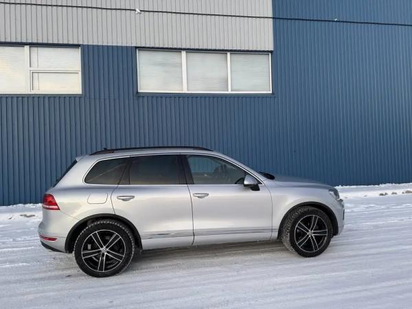 Grey Volkswagen Touareg 2011 in Rezekne, with an engine capacity of 3.00 L and mileage of 256 thousand km for 11500 €, photo 4 on AUTOMOTO.COM.LV