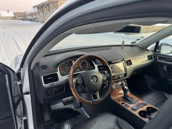 Grey Volkswagen Touareg 2011 in Rezekne, with an engine capacity of 3.00 L and mileage of 256 thousand km for 11500 €, photo 10 on AUTOMOTO.COM.LV