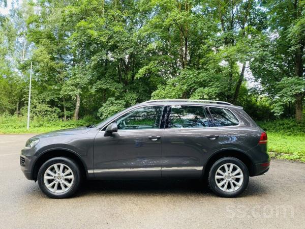 Grey Volkswagen Touareg 2011 in Riga, with an engine capacity of 3.00 L and mileage of 0 thousand km for 11700 €, photo 3 on AUTOMOTO.COM.LV