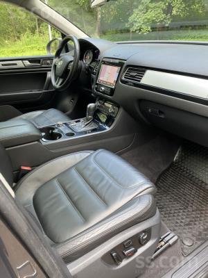 Pelēks Volkswagen Touareg 2011 Rīga, ar dzinēja tilpumu 3.00 L un nobraukumu 0 tūkst. km par 11700 €, foto 8 vietnē AUTOMOTO.COM.LV
