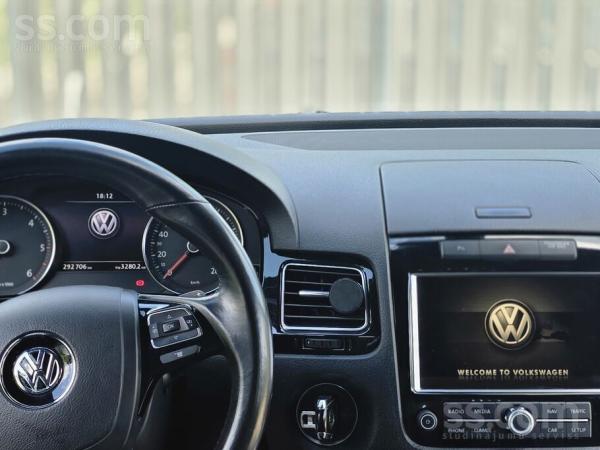 Grey Volkswagen Touareg 2011 in Riga, with an engine capacity of 3.00 L and mileage of 295 thousand km for 10700 €, photo 3 on AUTOMOTO.COM.LV