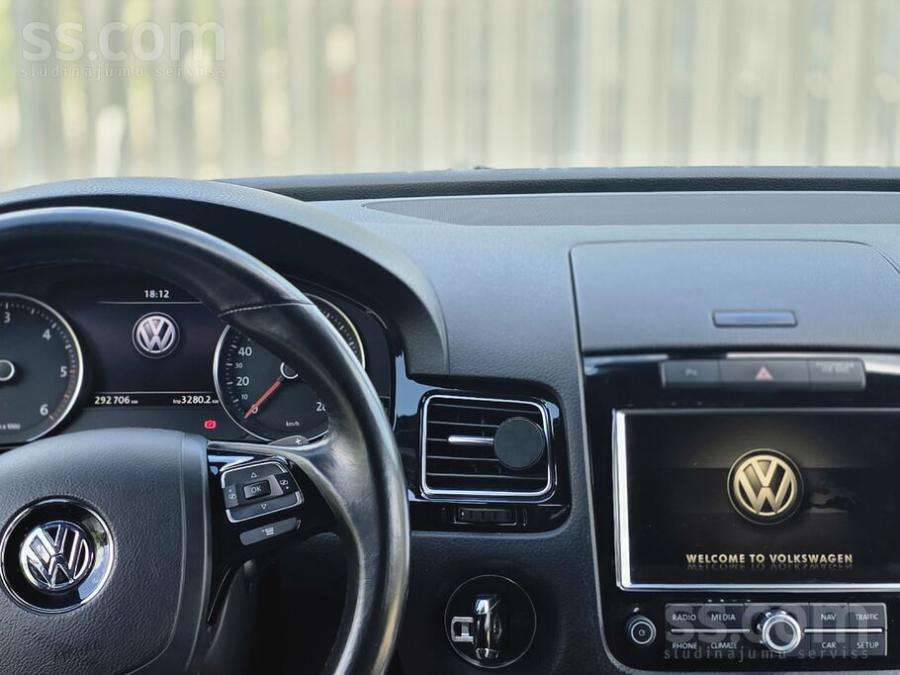 Pelēks Volkswagen Touareg 2011 Rīga, ar dzinēja tilpumu 3.00 L un nobraukumu 295 tūkst. km par 10700 €, foto 4 vietnē AUTOMOTO.COM.LV