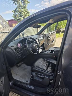 Pelēks Volkswagen Touareg 2011 Rīga, ar dzinēja tilpumu 3.00 L un nobraukumu 295 tūkst. km par 10700 €, foto 5 vietnē AUTOMOTO.COM.LV
