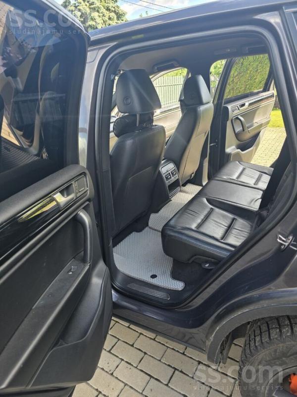 Grey Volkswagen Touareg 2011 in Riga, with an engine capacity of 3.00 L and mileage of 295 thousand km for 10700 €, photo 5 on AUTOMOTO.COM.LV