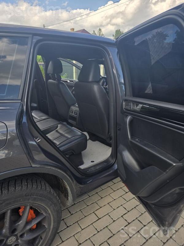 Grey Volkswagen Touareg 2011 in Riga, with an engine capacity of 3.00 L and mileage of 295 thousand km for 10700 €, photo 6 on AUTOMOTO.COM.LV