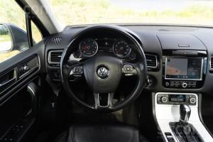 Grey Volkswagen Touareg 2011 in Riga, with an engine capacity of 3.00 L and mileage of 278 thousand km for 9000 €, photo 15 on AUTOMOTO.COM.LV