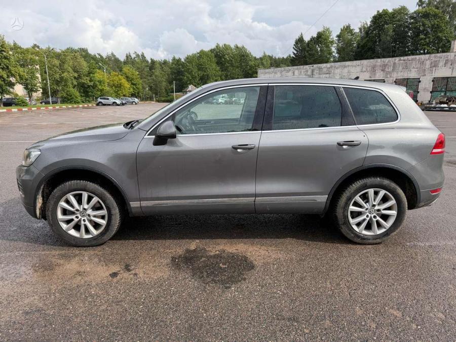 Pelēks Volkswagen Touareg 2011 Raseiniai, ar dzinēja tilpumu 2.97 L un nobraukumu 280 tūkst. km par 9300 €, foto 3 vietnē AUTOMOTO.COM.LV