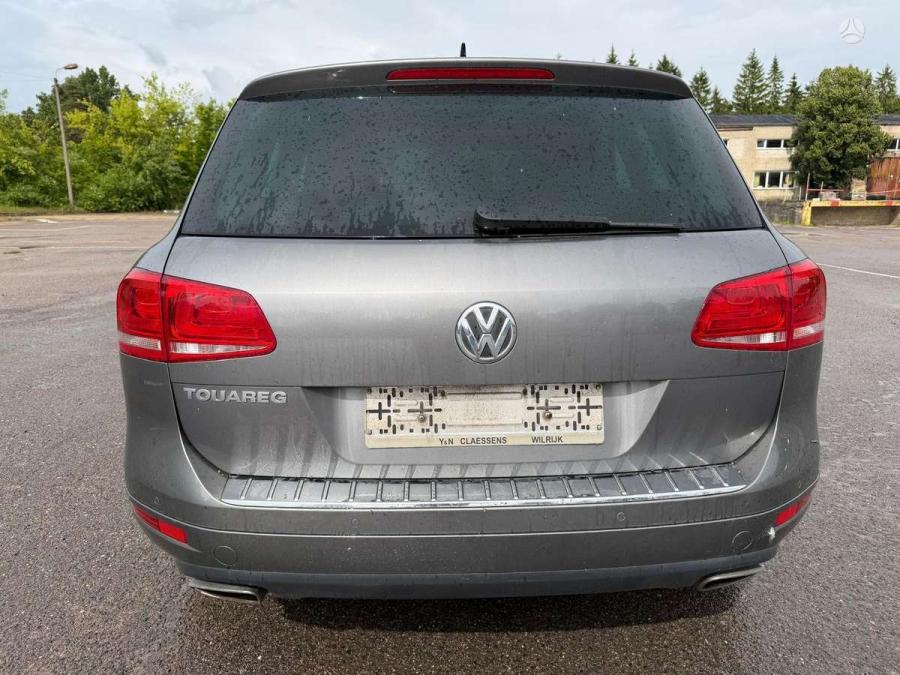 Pelēks Volkswagen Touareg 2011 Raseiniai, ar dzinēja tilpumu 2.97 L un nobraukumu 280 tūkst. km par 9300 €, foto 5 vietnē AUTOMOTO.COM.LV