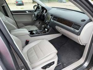 Pelēks Volkswagen Touareg 2011 Raseiniai, ar dzinēja tilpumu 2.97 L un nobraukumu 280 tūkst. km par 9300 €, foto 14 vietnē AUTOMOTO.COM.LV